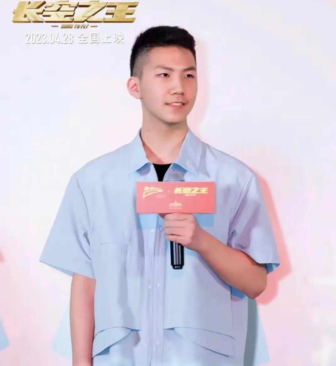 Hu Jun's son Kangkang grew up to look like a domineering president. He ...