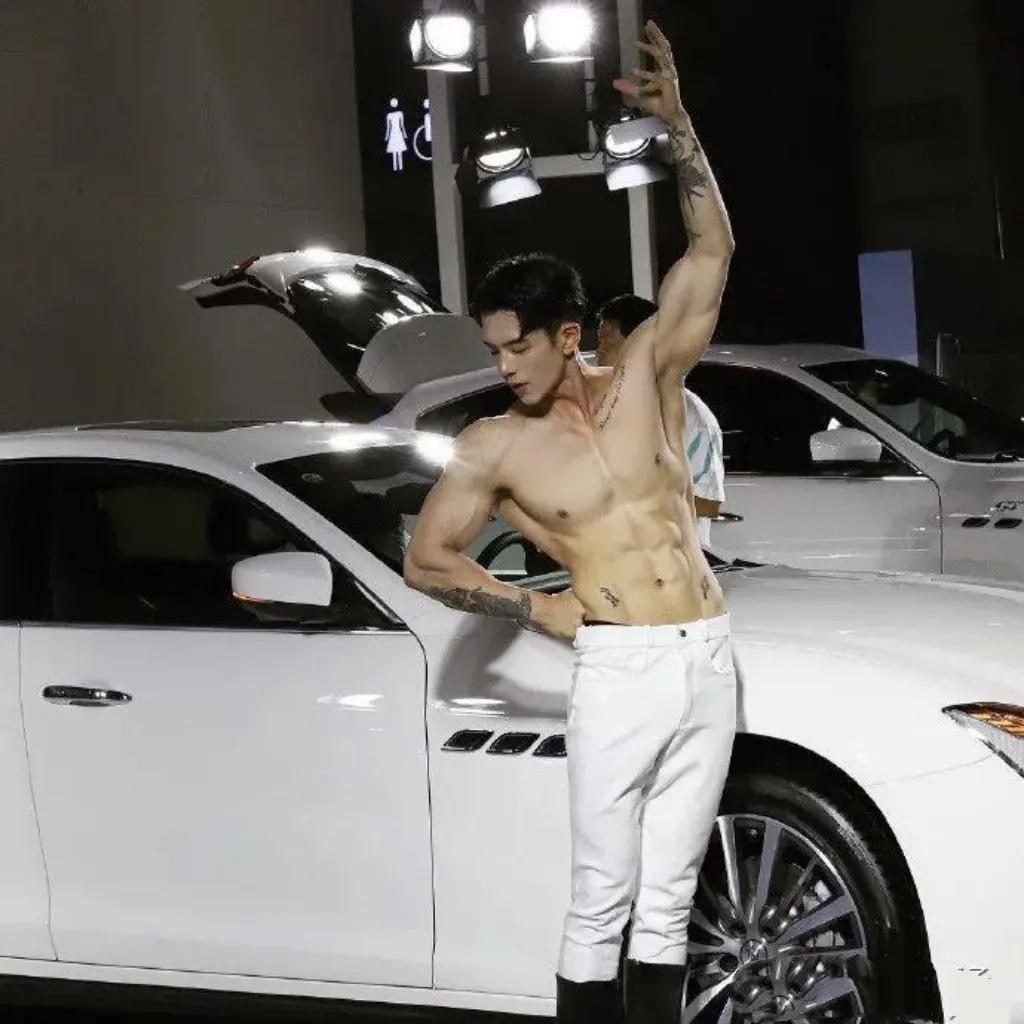 The rare "topless" car model at the auto show, with tough lines ...