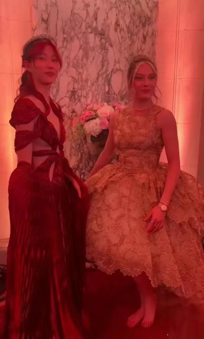 Gu Ailing participated in the Paris ball, showing her unique style with ...