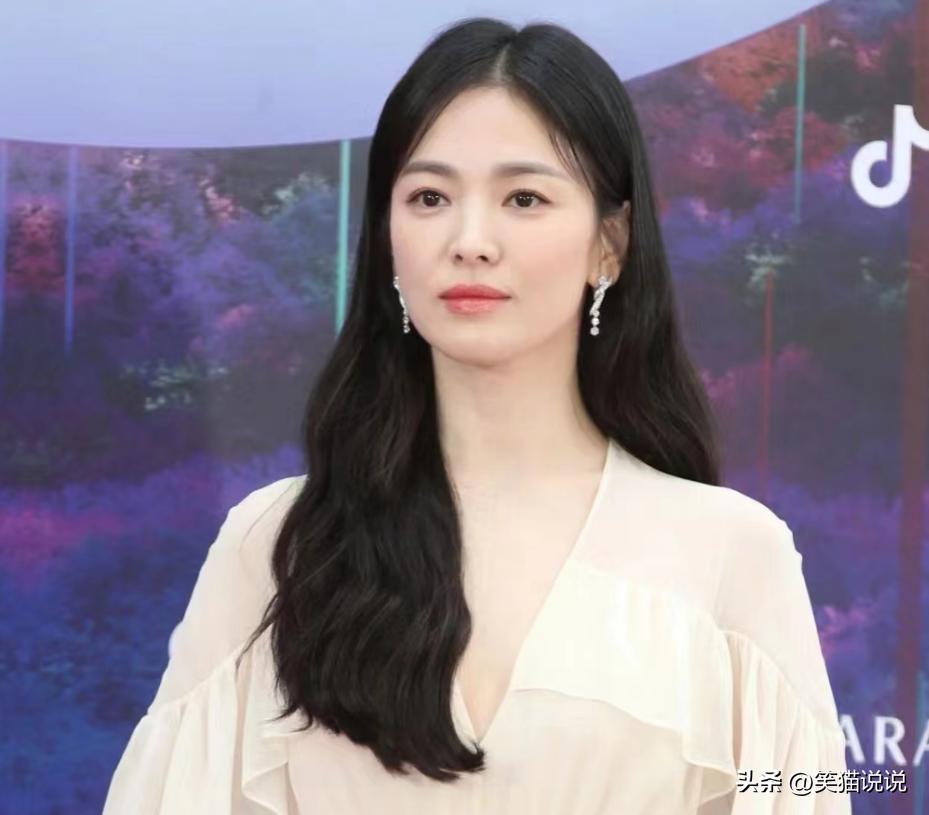 Song Hye Kyo's first photo after being screened: Holding a trophy in ...