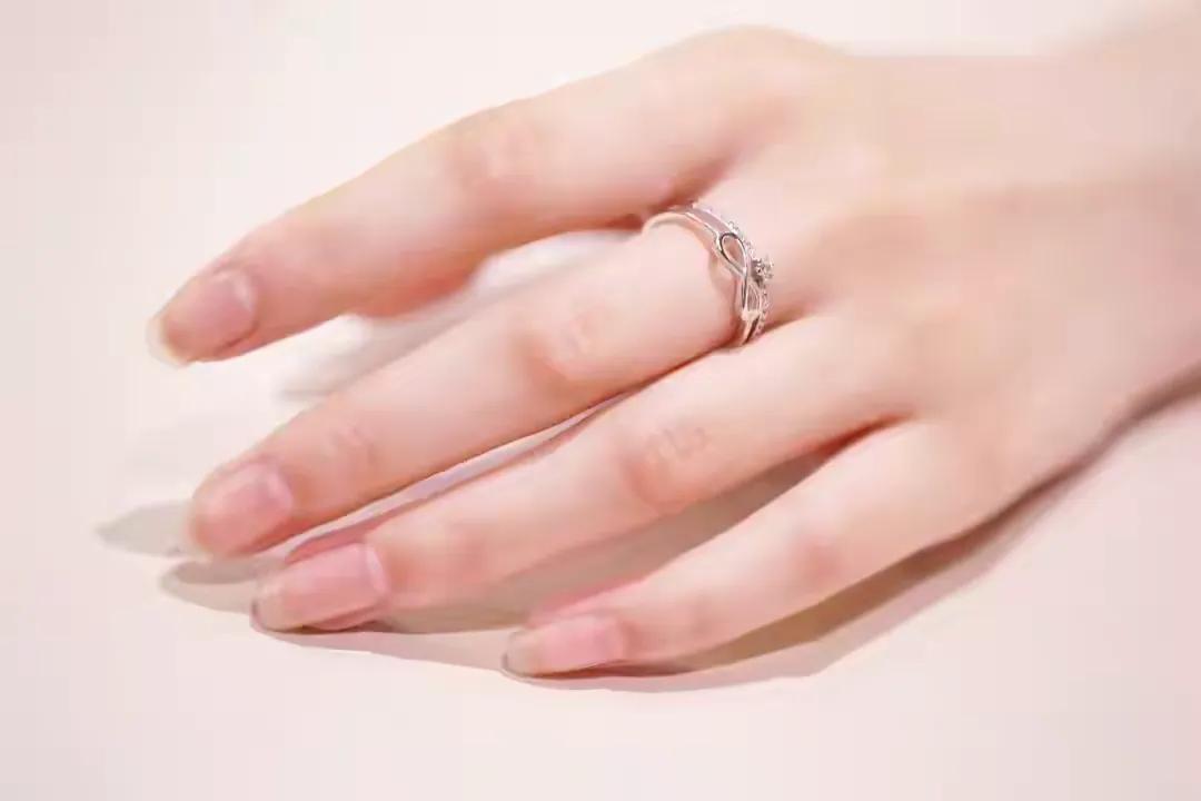 What does a ring worn on the middle finger represent? Deciphering the ...