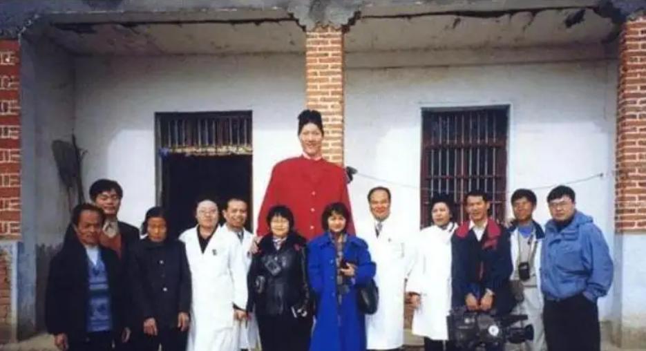 She is the first "Giant Woman" in China. She ate 1.8 catties of rice at ...