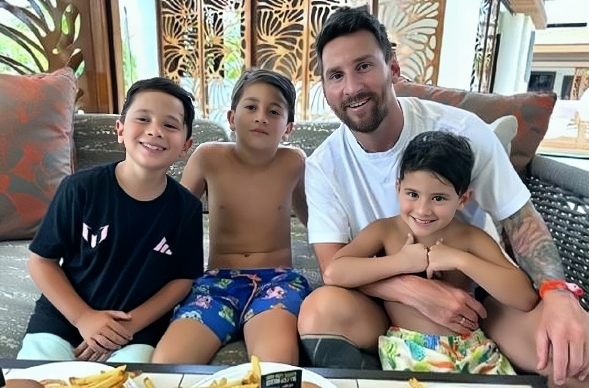Messi brought the baby during the vacation, and the father and son had ...