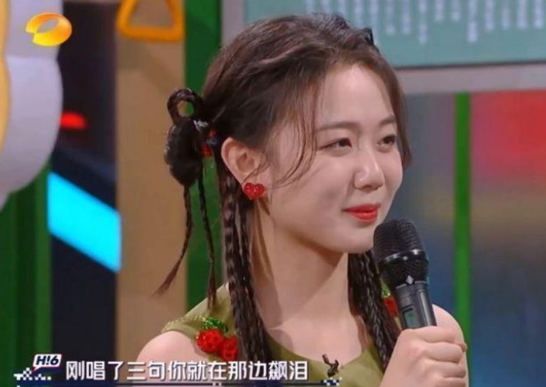 Feng Xi wears Xu Song's sweater to go shopping, the two seem to have ...