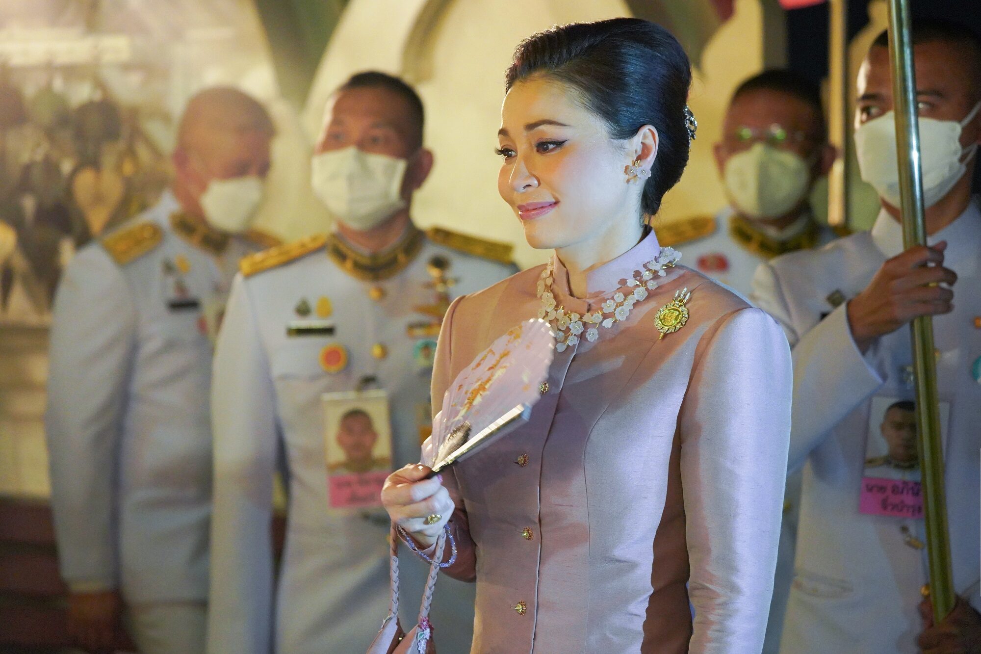 Queen Suthida can actually control the tender pink suit, which is super ...