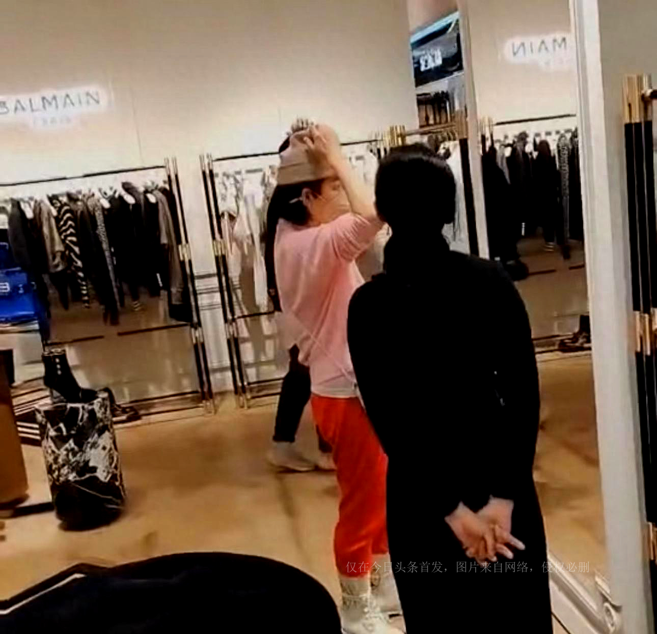 Brigitte Lin appeared in Paris shopping, dressed fashionably and ...