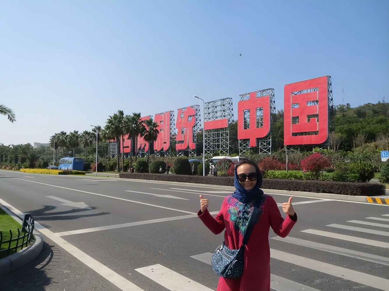 The most domineering beach in China, the slogan "One country, two ...
