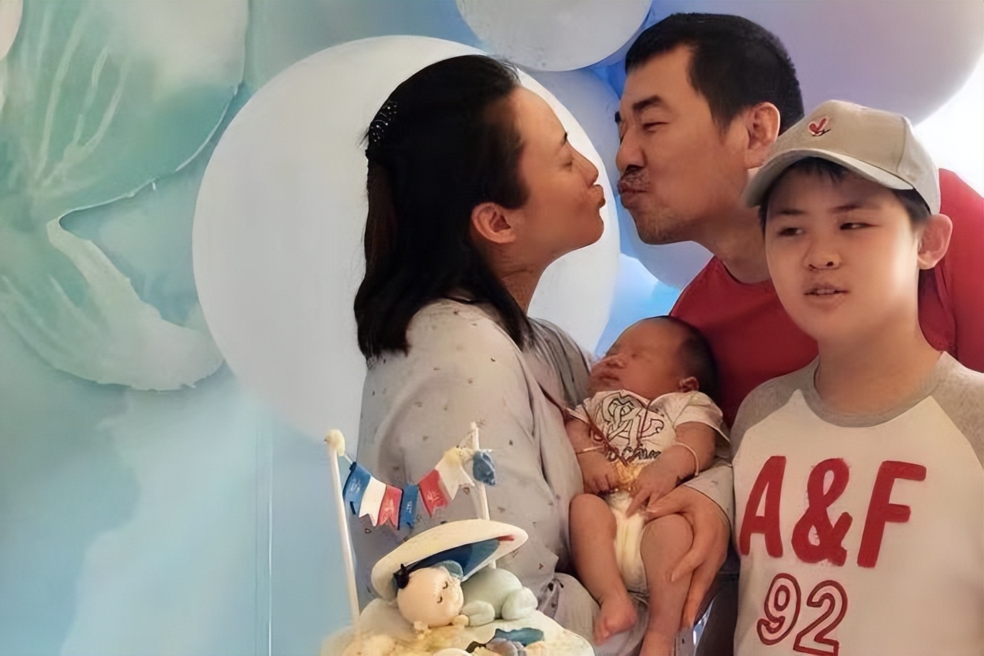 Chen Jianbin and Jiang Qinqin took their son to see the exhibition ...