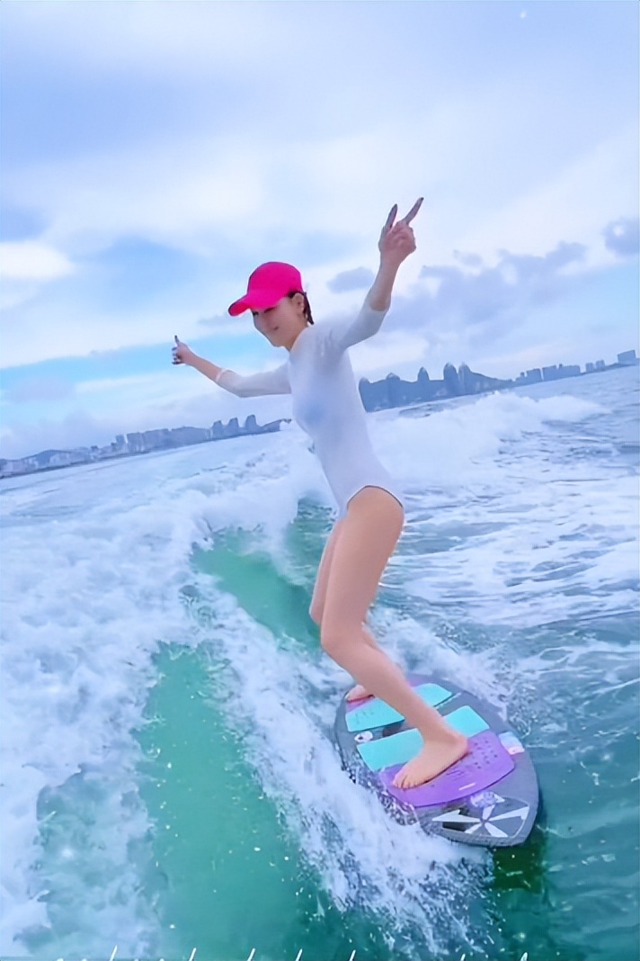 Li Caihua was surfing in a one-piece swimsuit. She stepped on the board ...