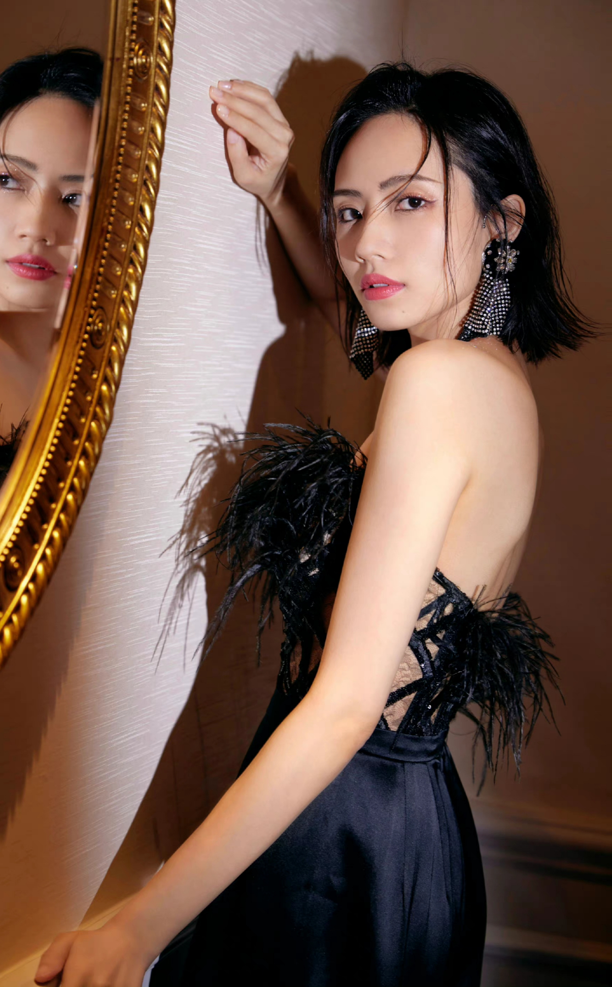 Liu Xijun wears a "bone bracing top" with a layer of feathers. After ...