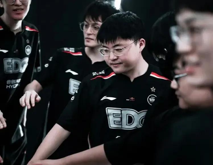 The situation of the bubbling match is basically set, EDG is relatively easy, and WBG has the ...
