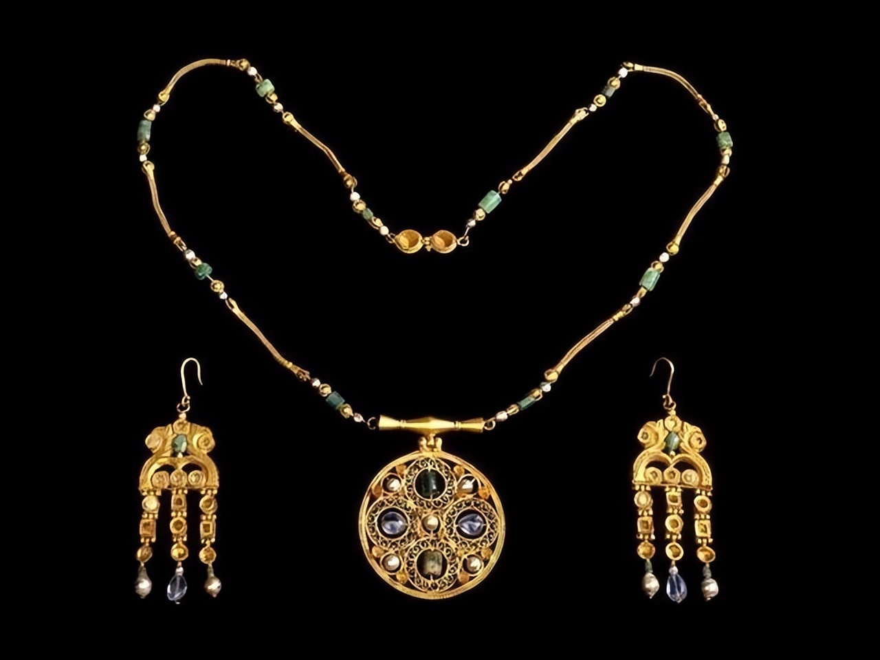 What are the influences of ancient Roman jewelry art on later ...