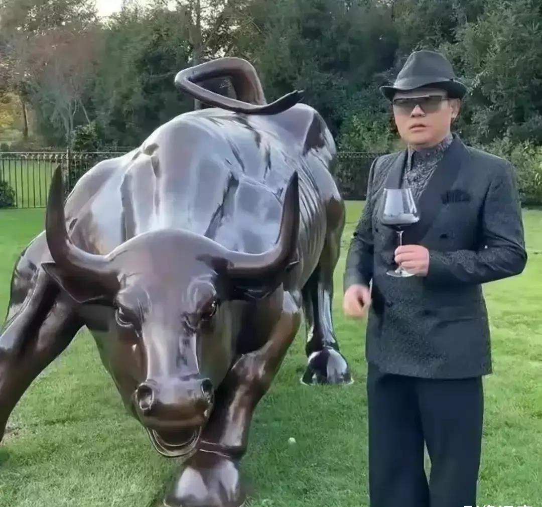 56-year-old Zhou Libo appeared in Beijing: He just came back from the ...