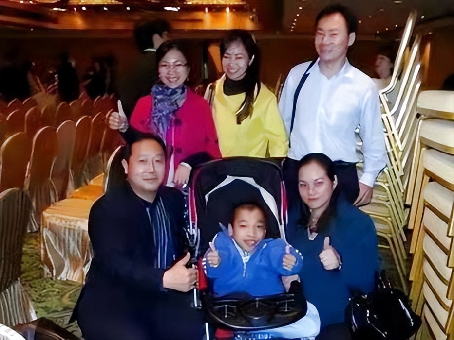 90cm "Mini President": Sitting in a wheelchair at the age of 29, he ...