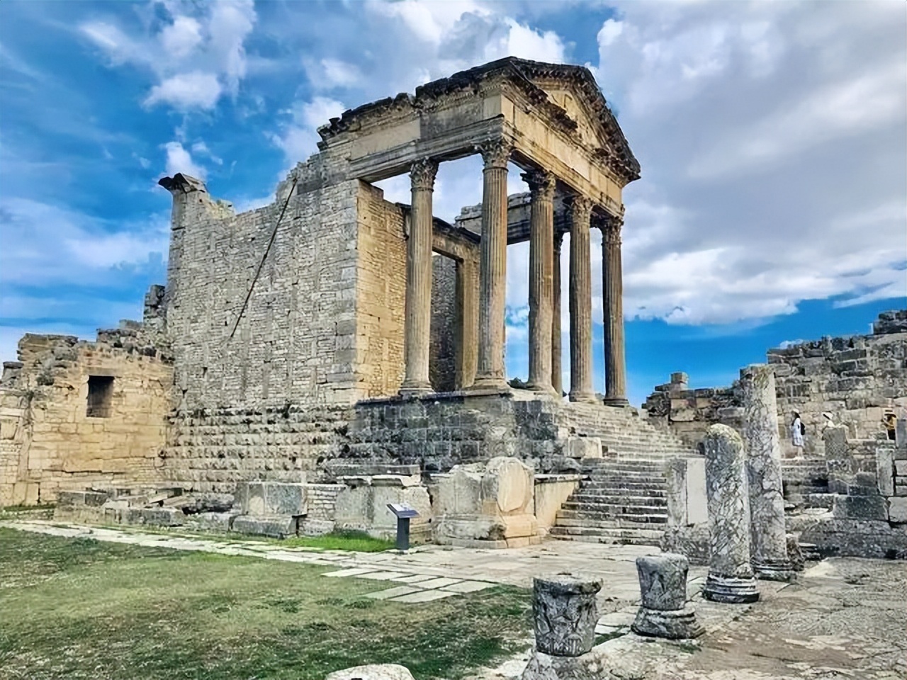 The legendary brothers Romulus and Remius originated from the founding ...