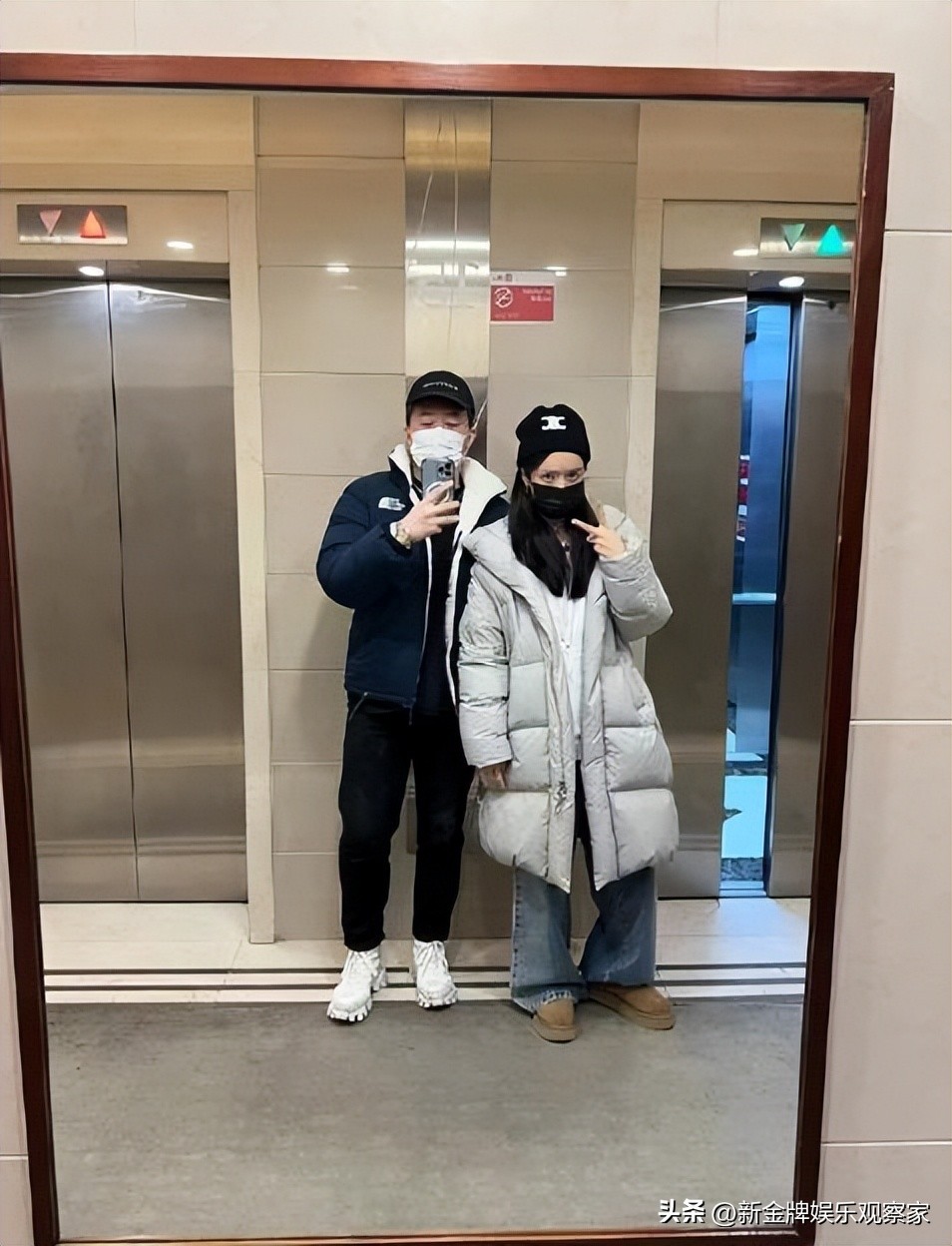 Cai Wenjing and Liu Wenyang took a group photo. The man is the producer ...