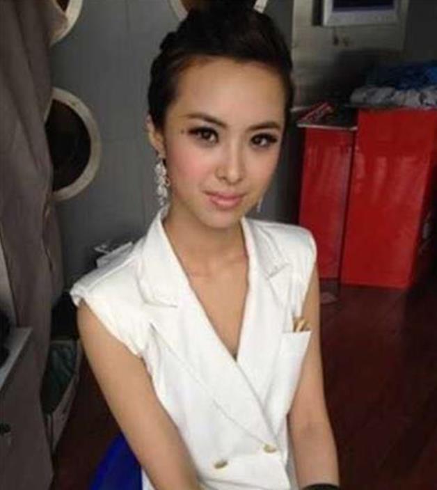 The house where Sunshine host Cheng Lei lives has moss-covered cement ...