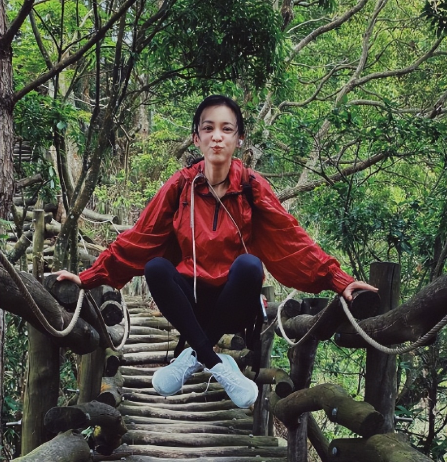 40-year-old Chen Yihan takes fitness photos at home, her skin is tender ...