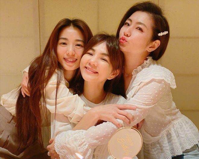 Selina discloses the details of her relationship. Friends and family ...