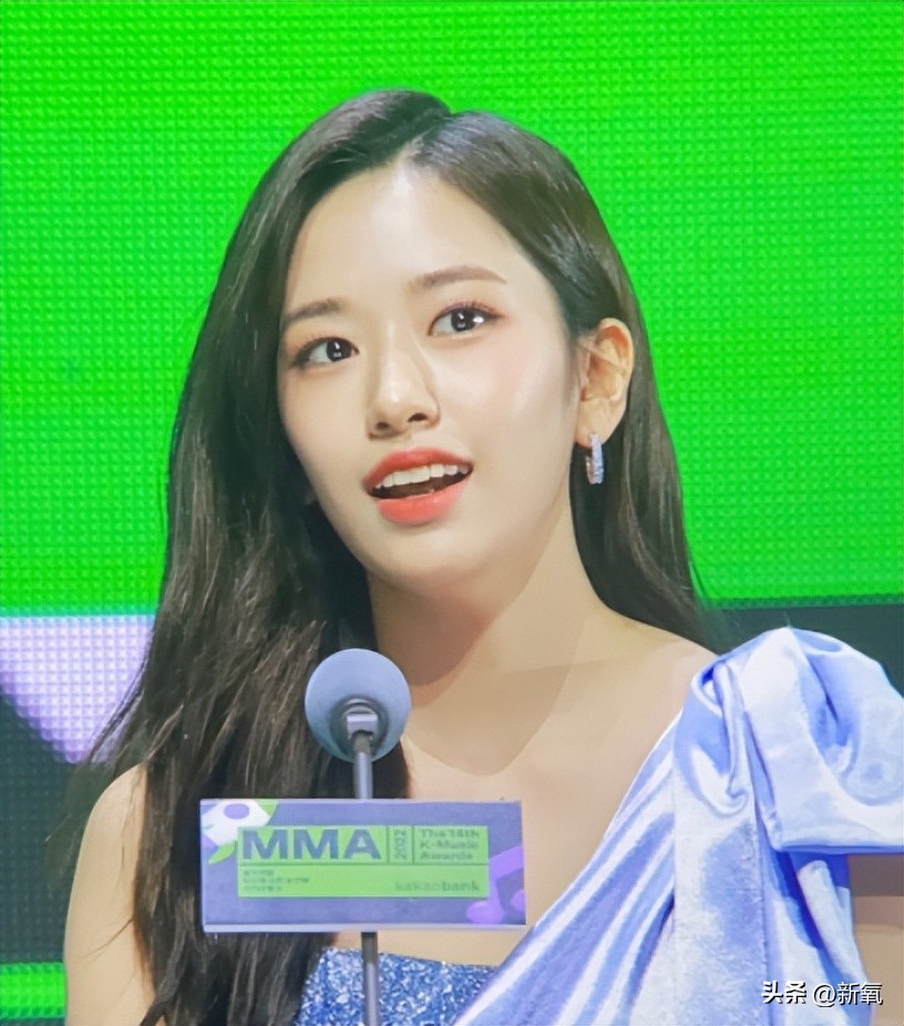 The mouth is protruding and the teeth are protruding, and the figure is ...