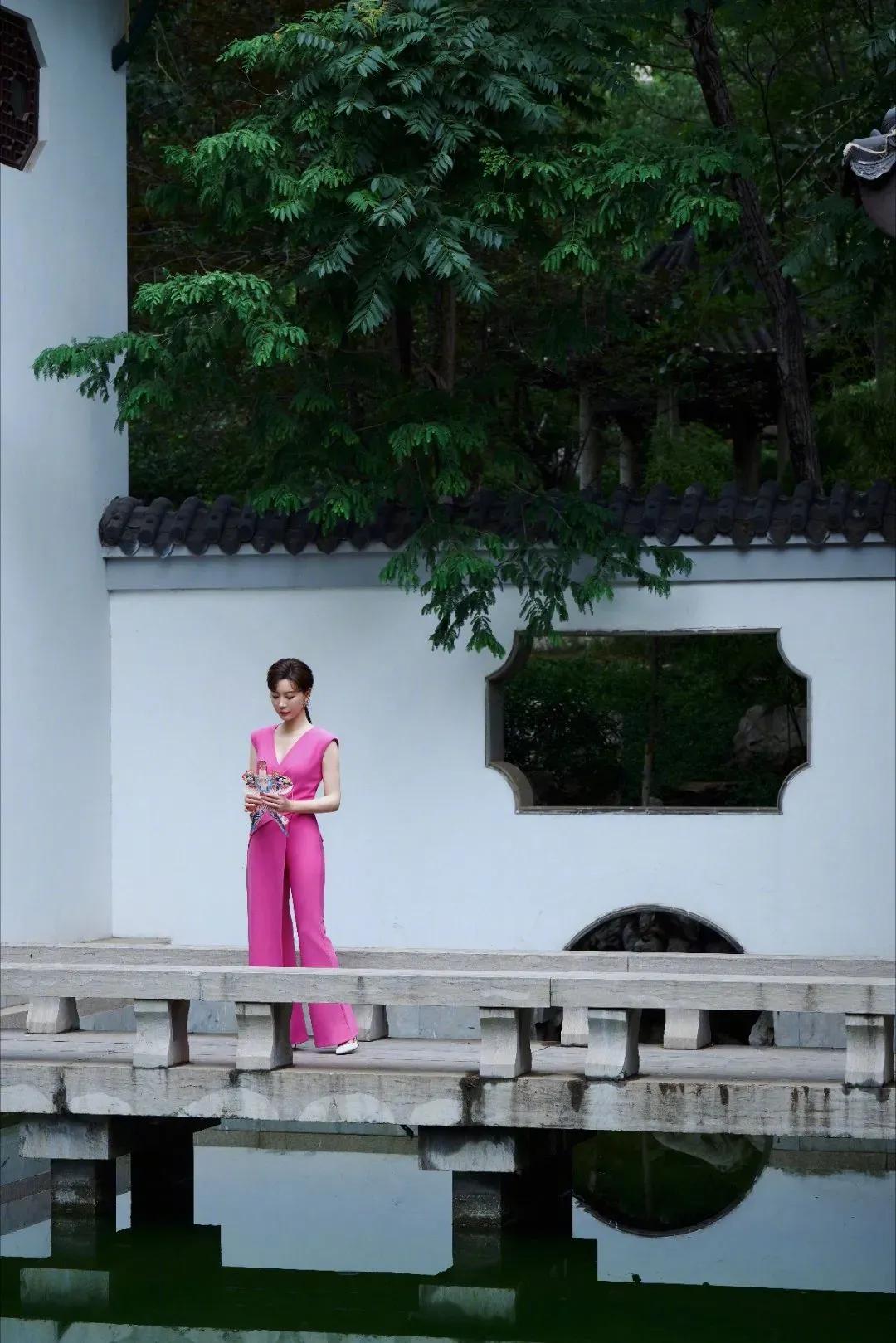 Chen Shu is elegant and charming in a rose red dress - iMedia