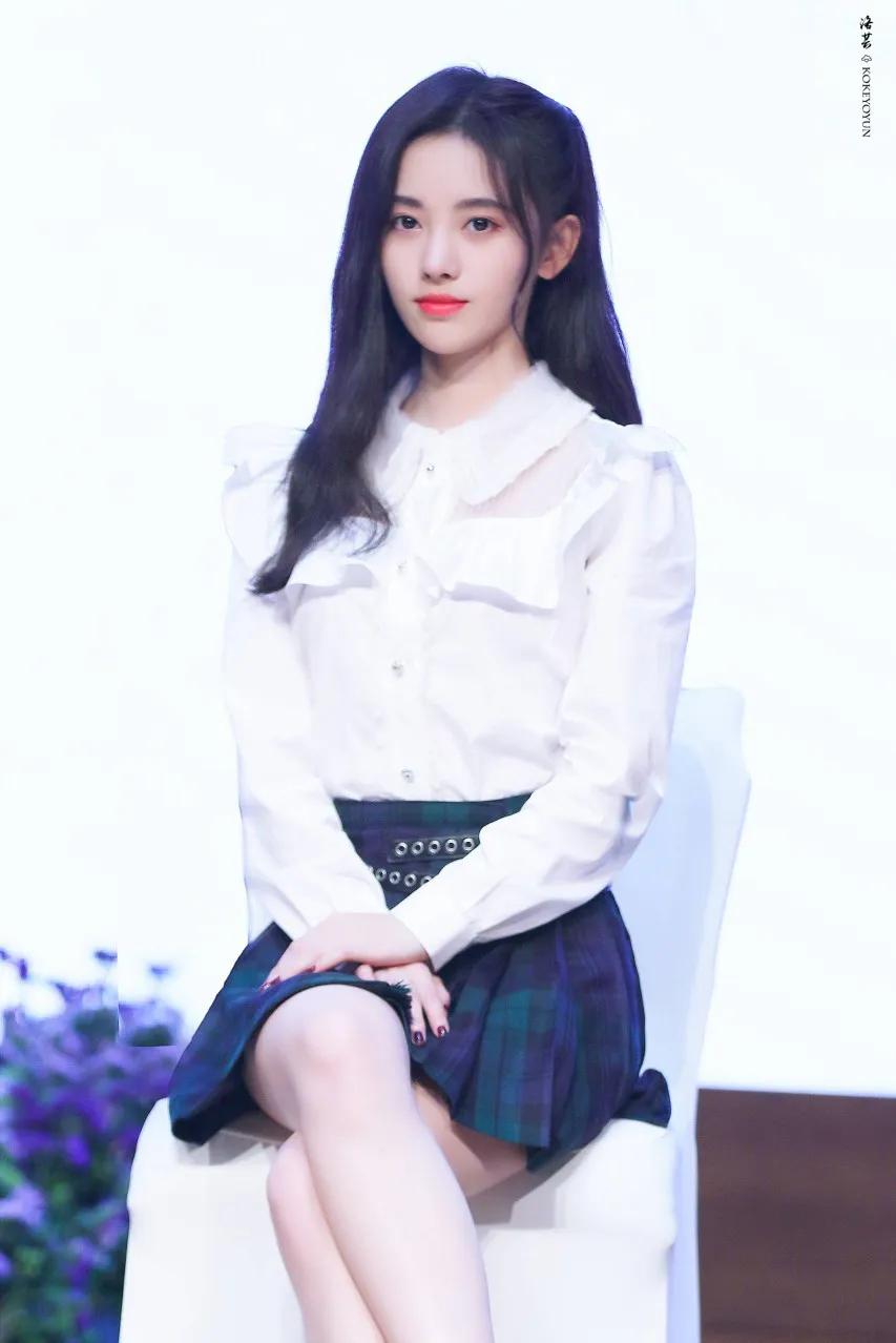 Ju Jingyi has long legs and a super spicy body - iNEWS