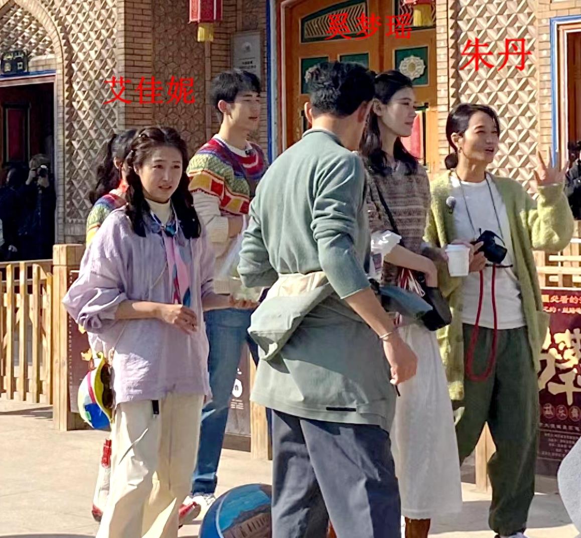 Wu Qianyu and Shi Boxiong put on the same ring on their ring finger for their first variety show ...