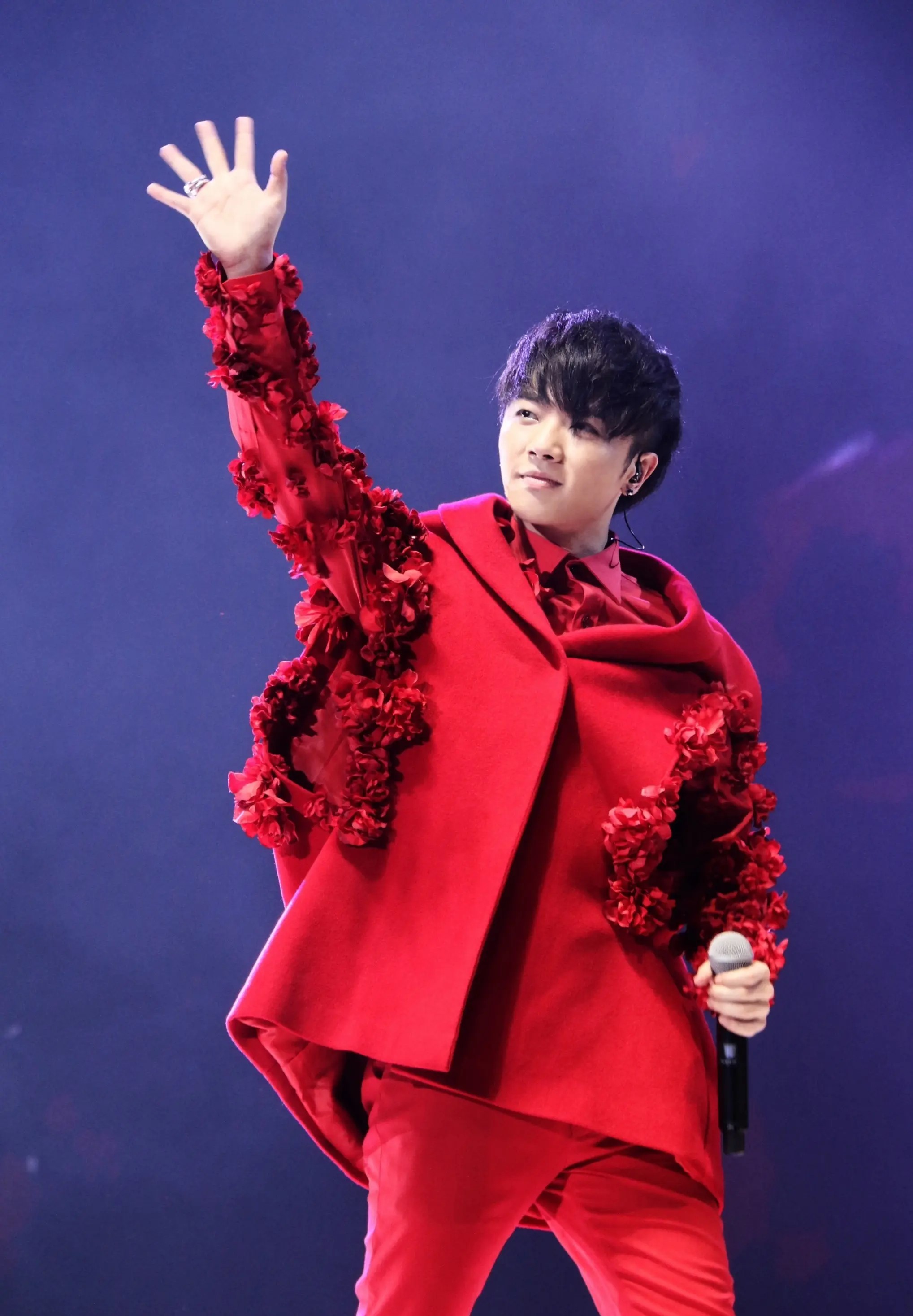 Take a look at the changes in Hua Chenyu's stage appearance since his ...