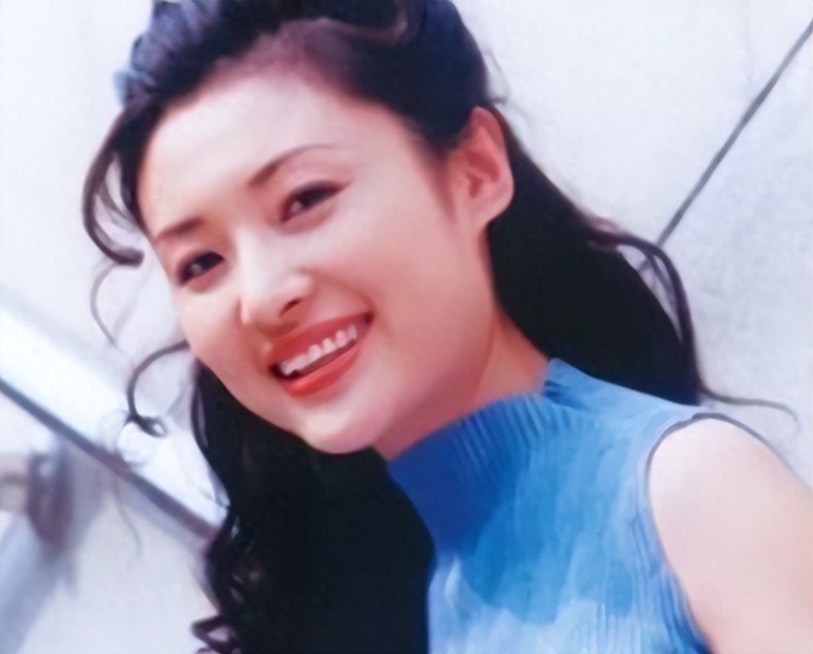 Wearing gold and silver, and showing off her face in public, former ...