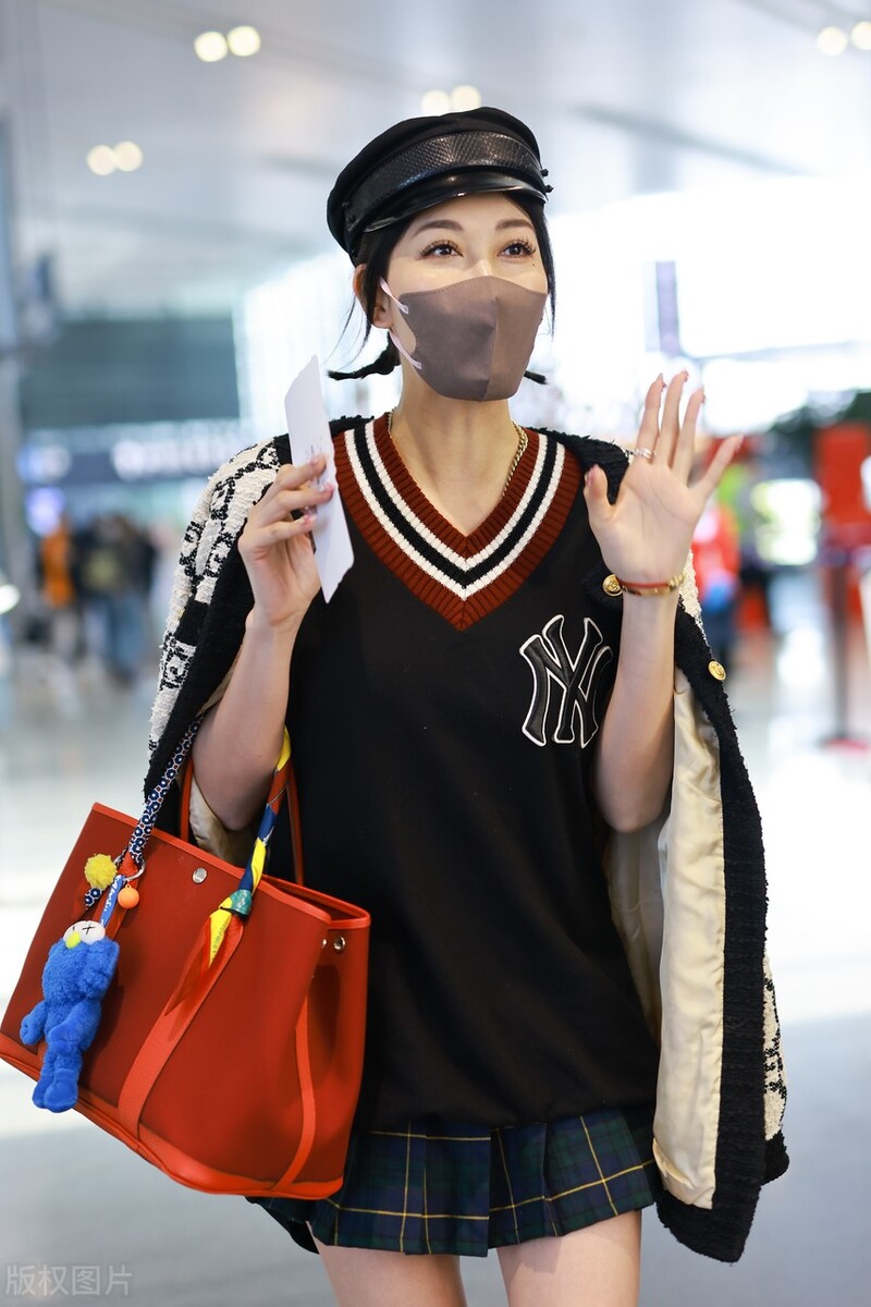 Li Caihua appeared in a red envelope in a green dress at Shanghai ...