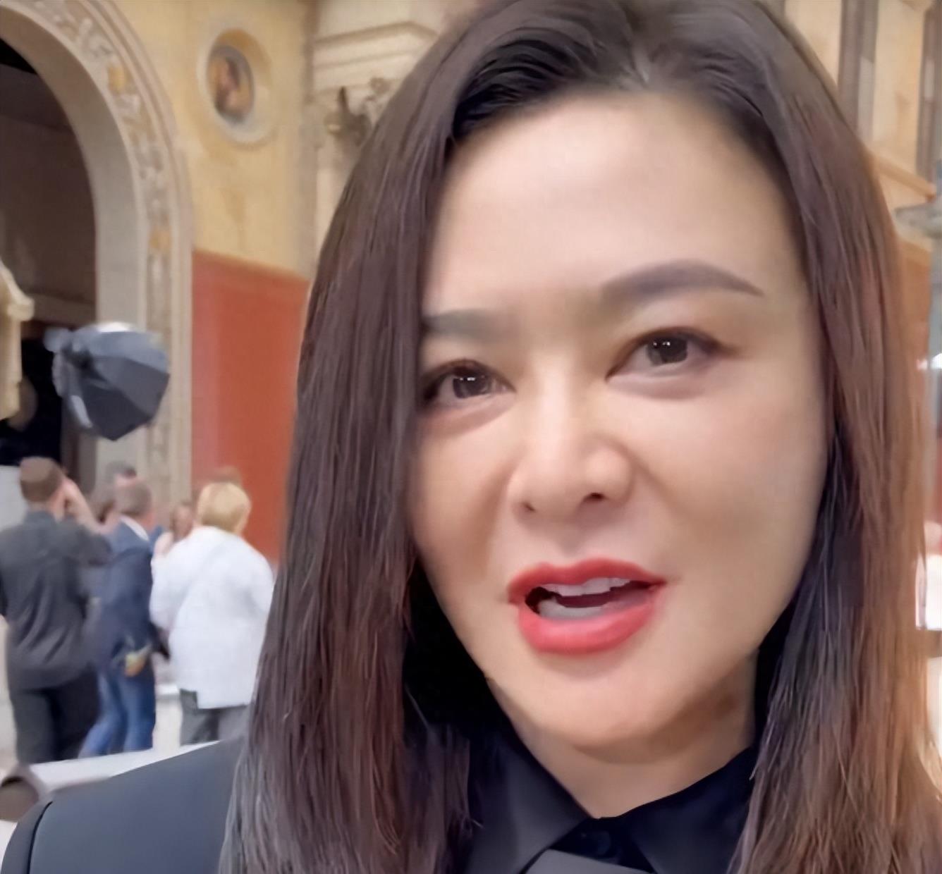 Rosamund Kwan Suddenly Appeared In Paris With Wrinkles Outlining Her Deep Eyes Showing Her