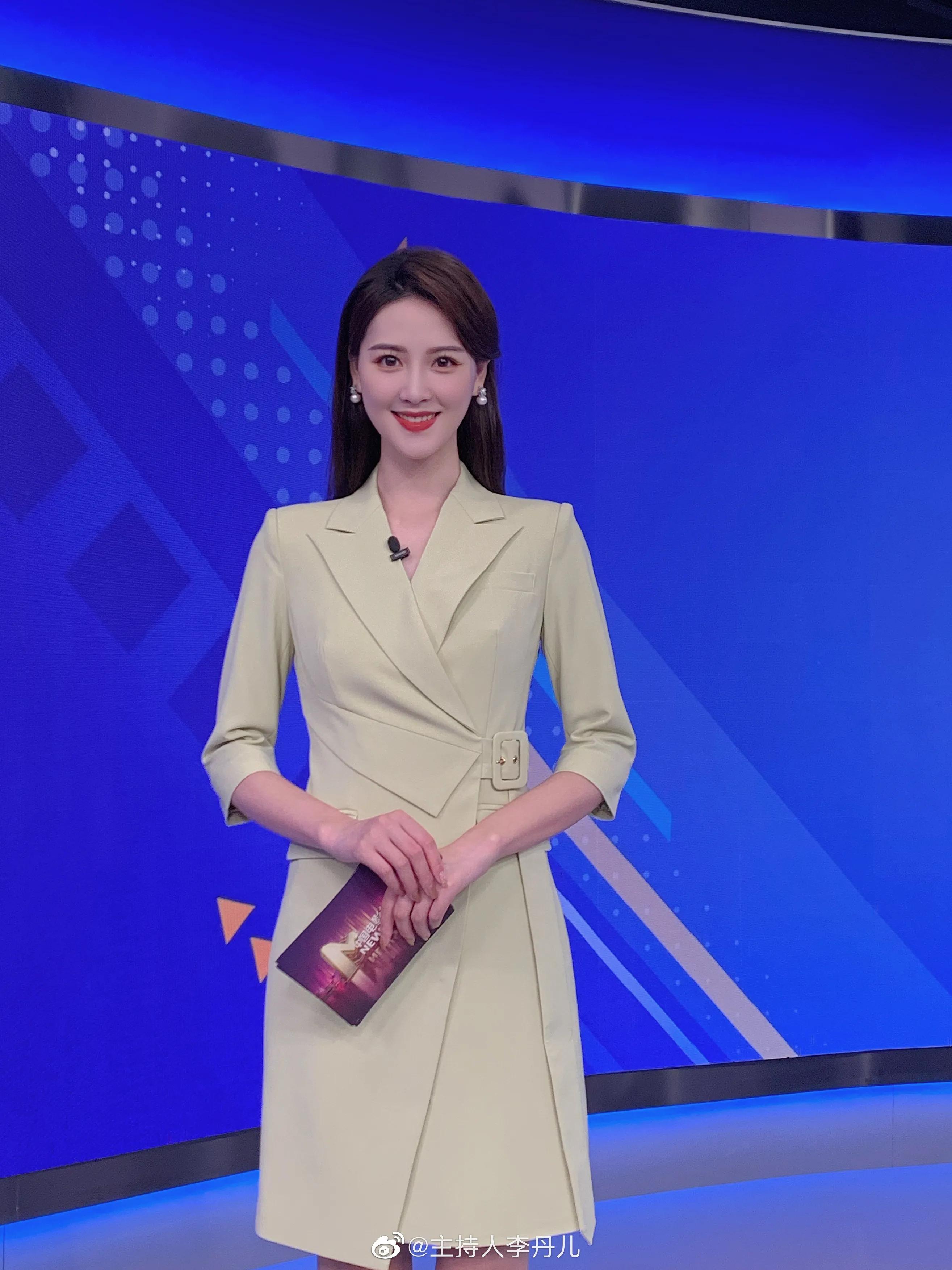 Beautiful host Li Dan - iMedia