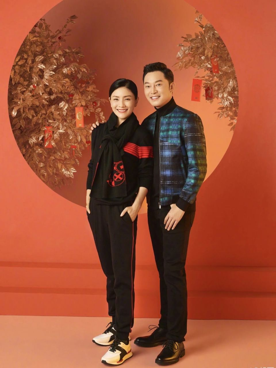 Sha Yi posted a family portrait! He is fat and looks old, his wife is ...