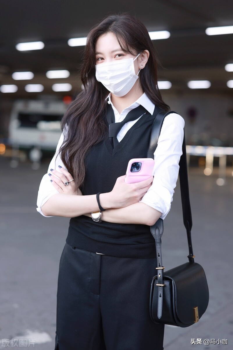 Song Yanfei appeared at Beijing Airport, with black and white matching ...