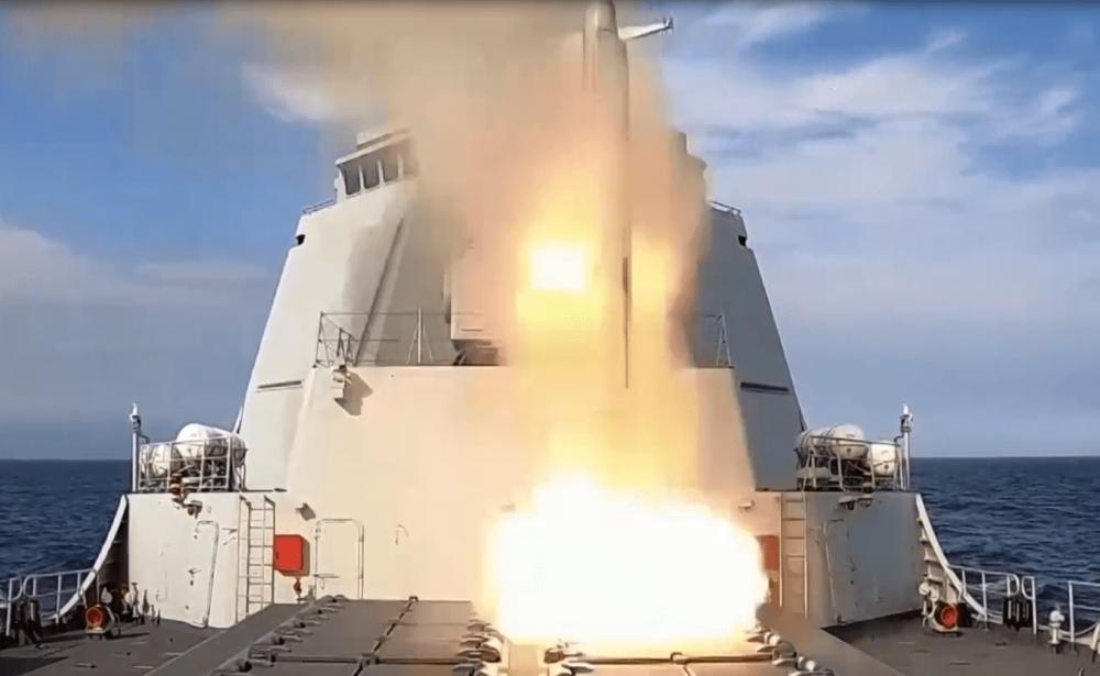 Chinese and US warships passed through the Strait of Japan at the same time, and the 052D ...