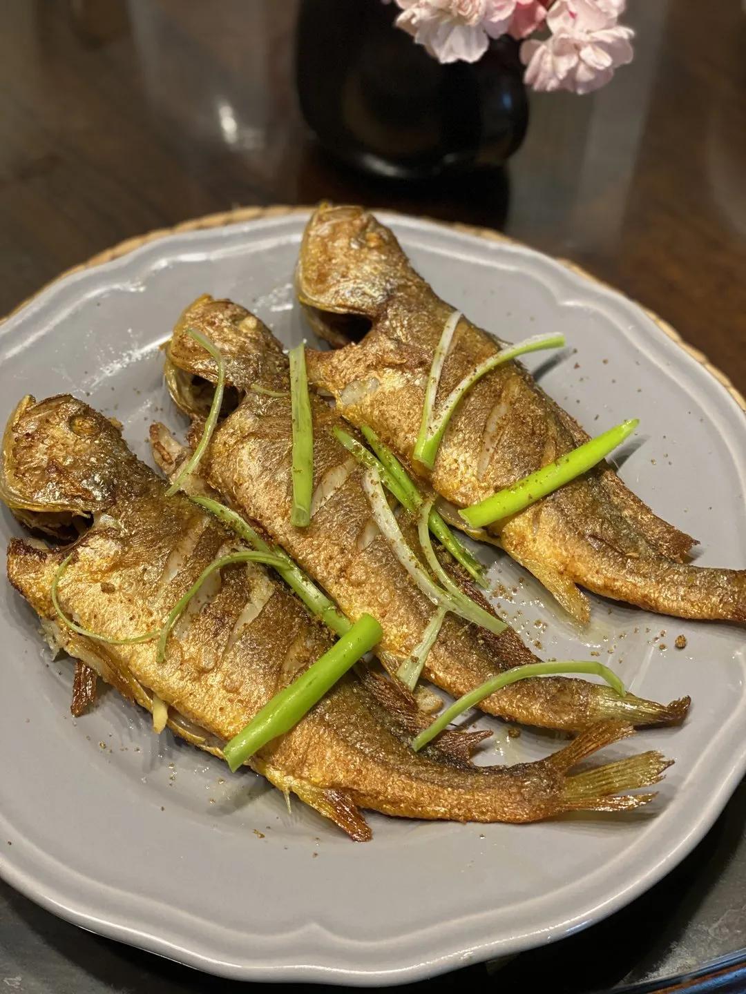 Delicious and delicate pan-fried small yellow croaker, a proper ...