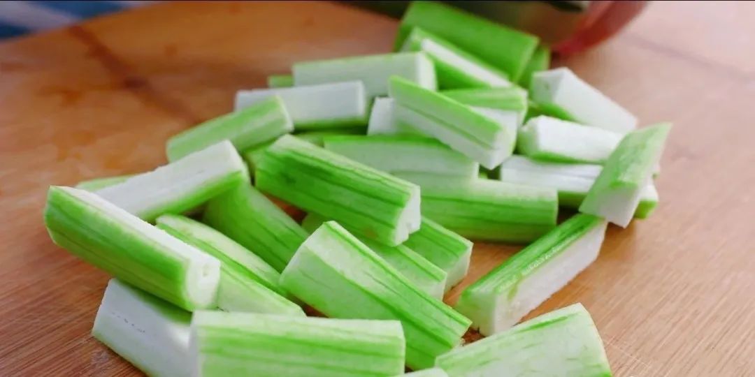 Learn to eat loofah steamed, no longer want to fry it, there is no ...