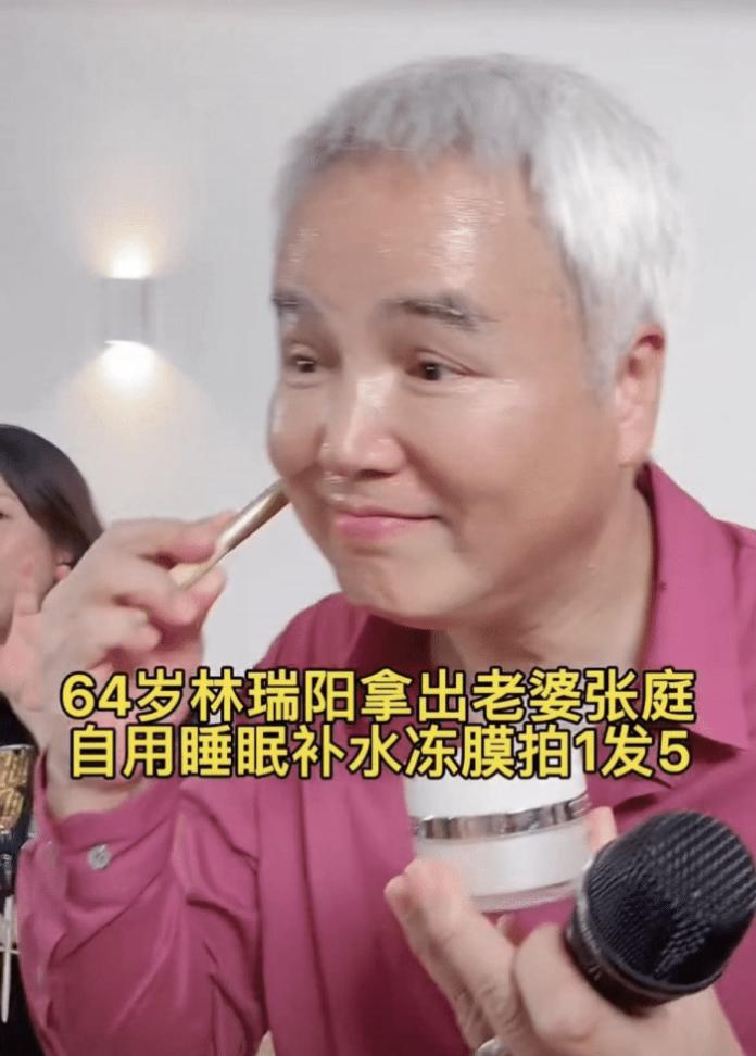 Lin Ruiyang appeared in red to sell face masks, with a smile on his ...