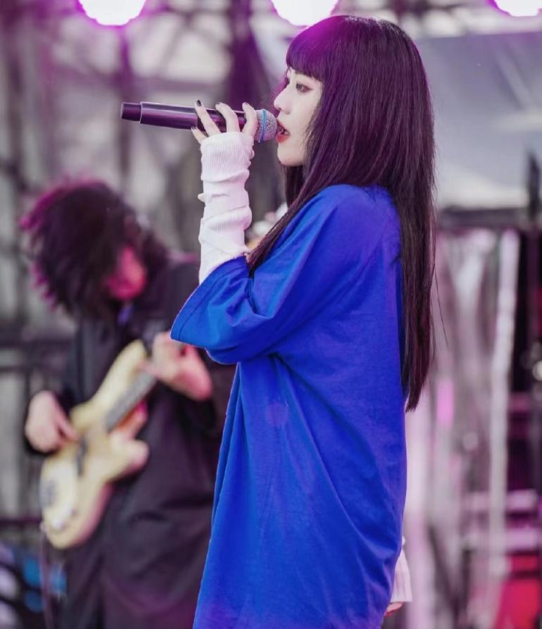 Dou Wei's 21-year-old daughter performed on stage! Very cool and ...