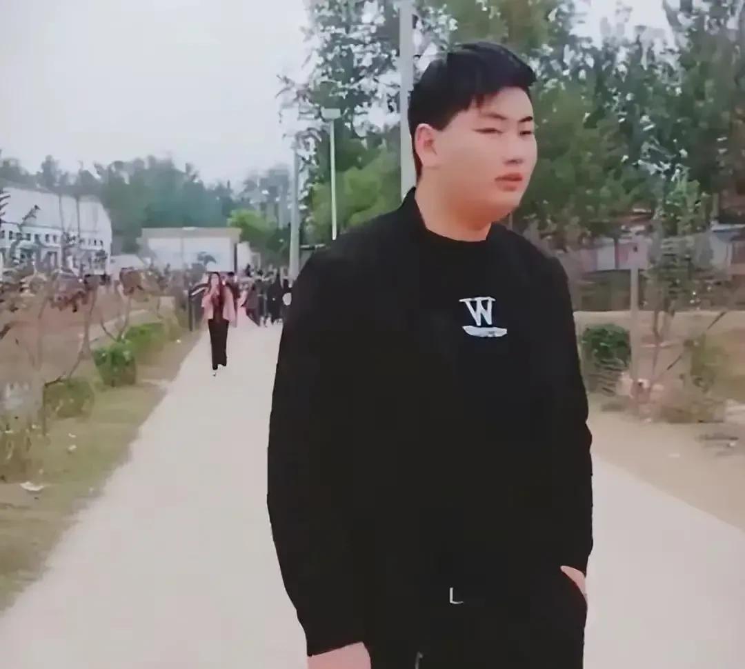 Curiosity and desire, the elder brother's son Xiaowei was caught for ...