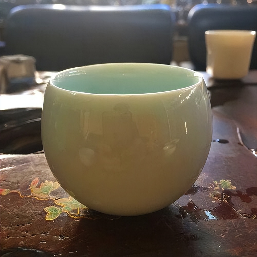 They are both cups for drinking tea, so why distinguish between "host ...