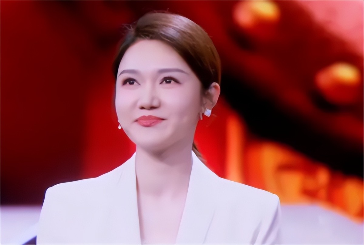 CCTV beauty Long Yang's private life is exposed. She is in her 30s, but ...