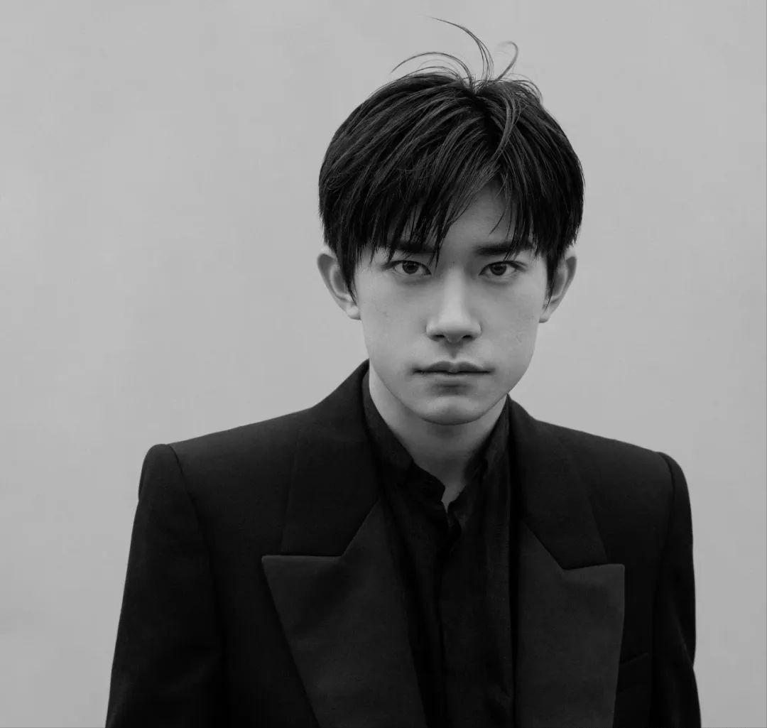 The "perfect male god" is a fake, with a rough face and acne marks on ...