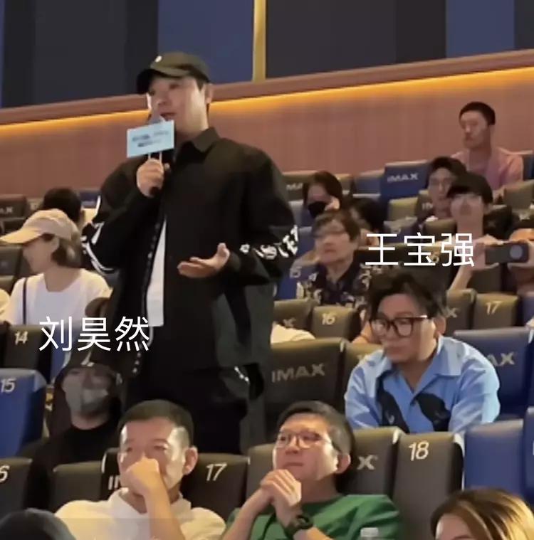 Chen Sicheng appeared at the premiere of Tong Liya's new film, sweetly ...