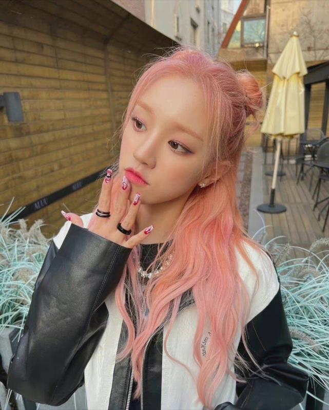 Song Yuqi's beautiful photos at work have been exposed, showing a delicate A4 waist in a navel ...