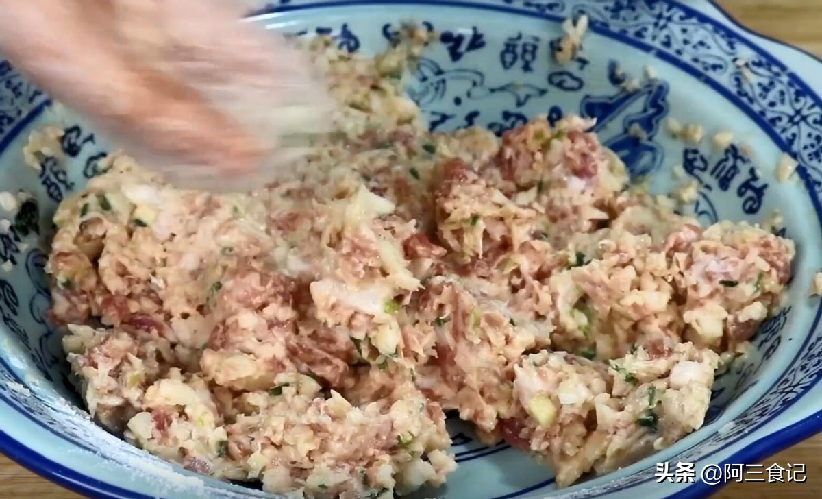 The most satisfying way to eat lotus root, put it in the meat grinder ...