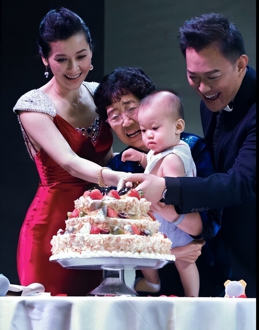 Huang Haibing's 12-year-old wife was a model champion, she is virtuous ...