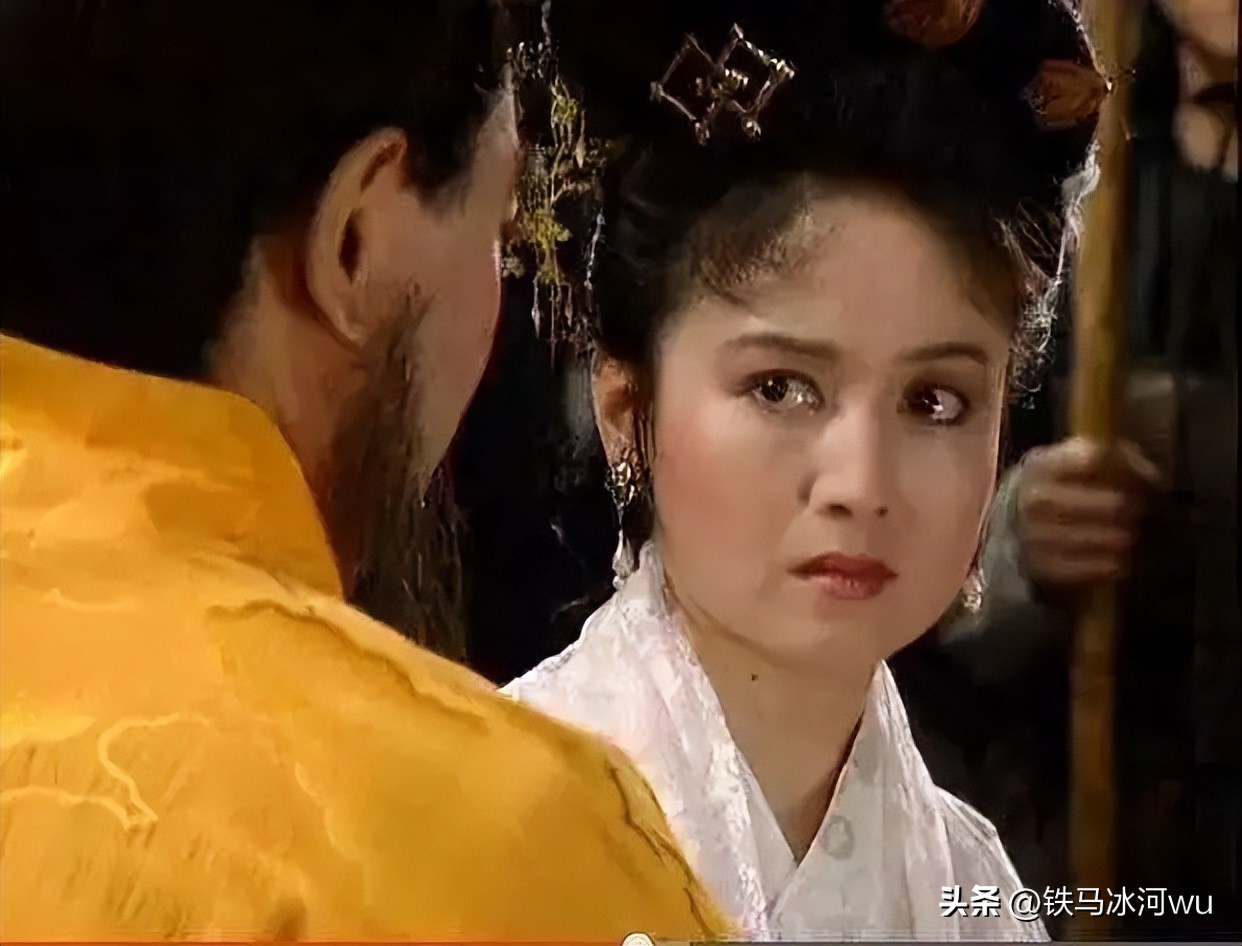 Because Cao Cao forcibly occupied his aunt, Zou, and Zhang Xiu angrily ...