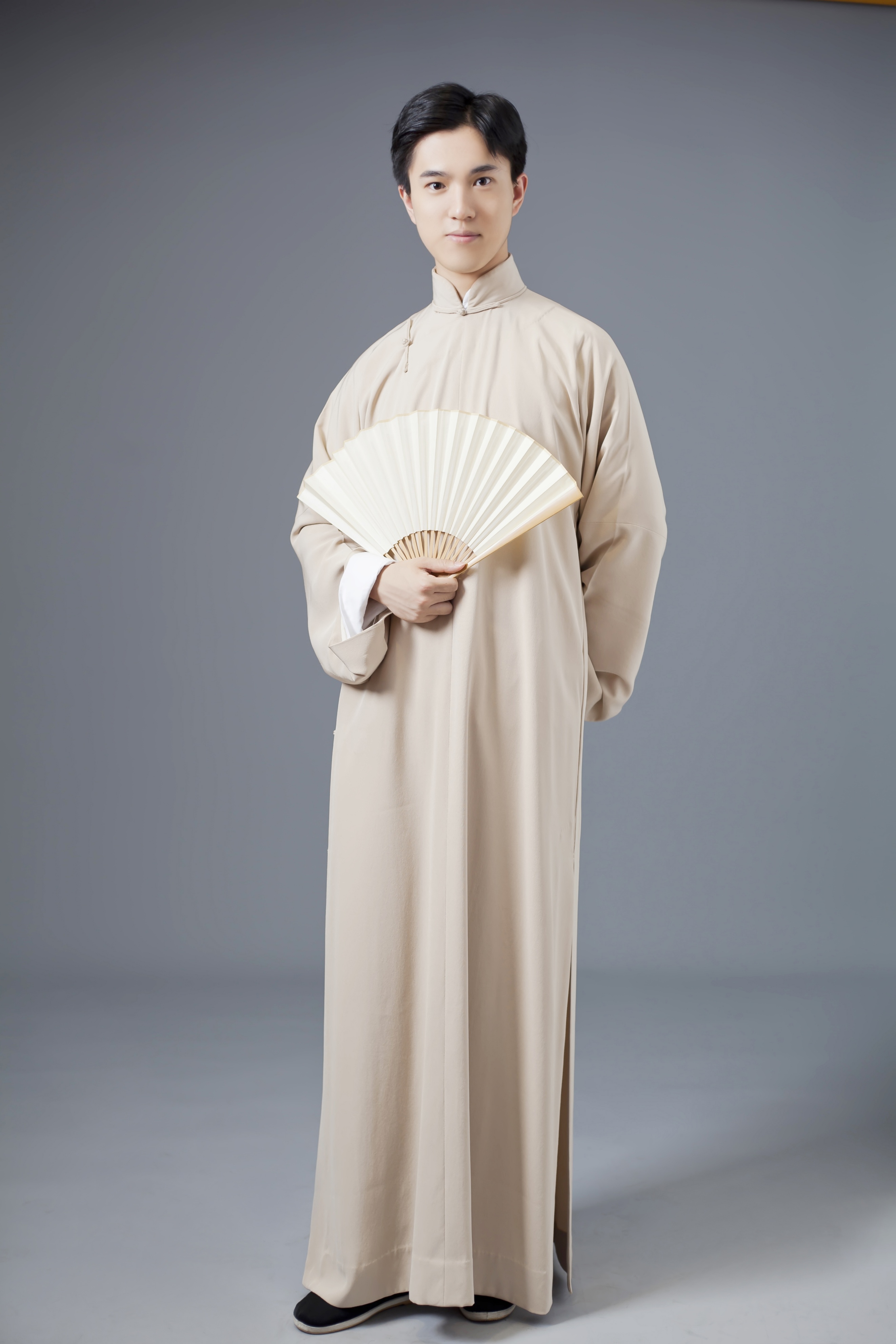 Lu Jiaqi, a storyteller holding a pipa and a three-stringed string, is unforgettable on the ...