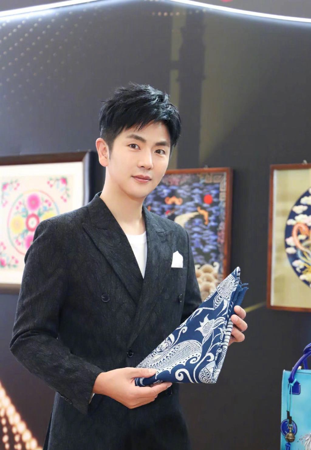 Zhang Jianing and Zhang Xiaolong take a couple photo!The relationship between uncle and nephew ...